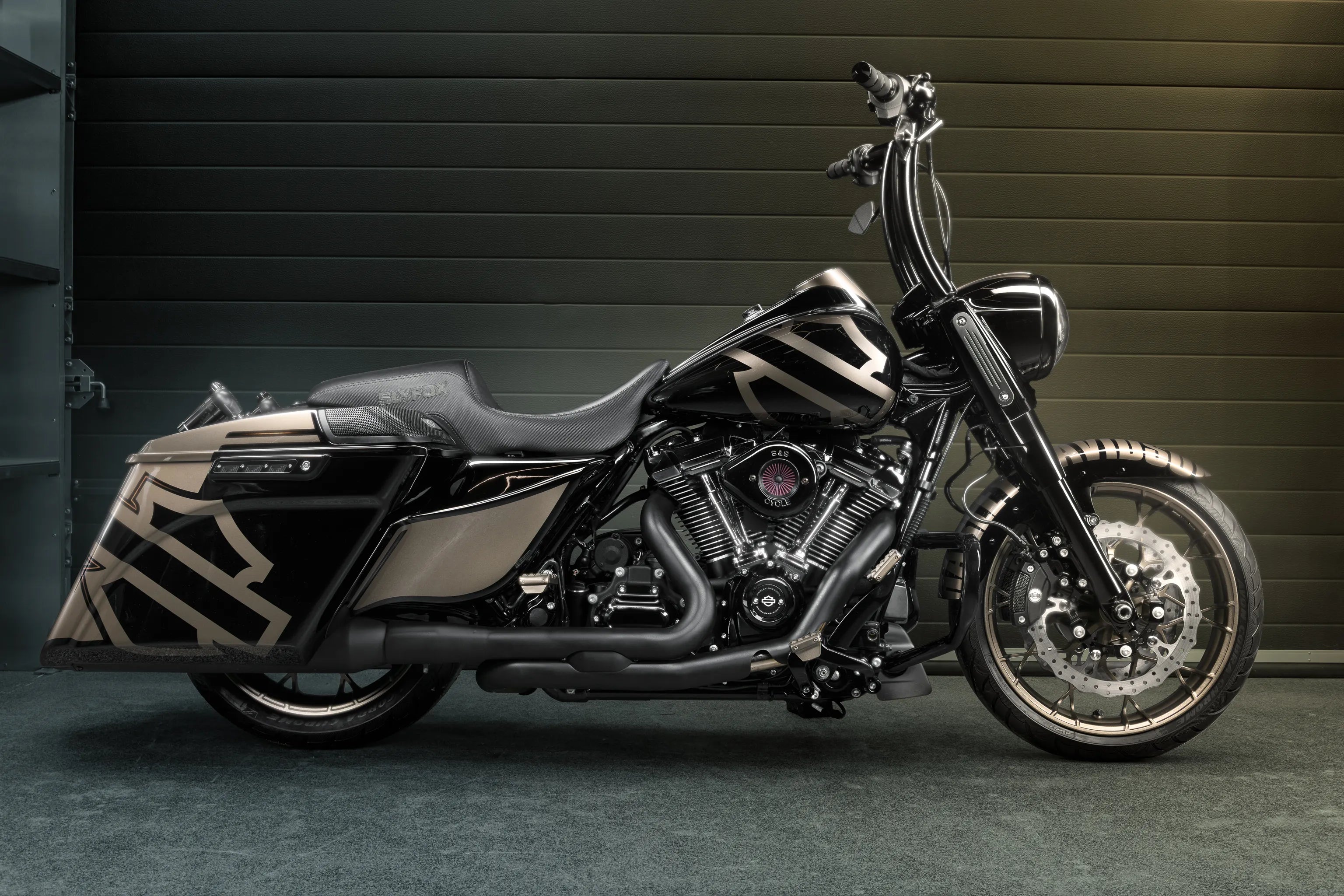 2023 FLHRXS Road King Special "AXIRON" – Killer Custom